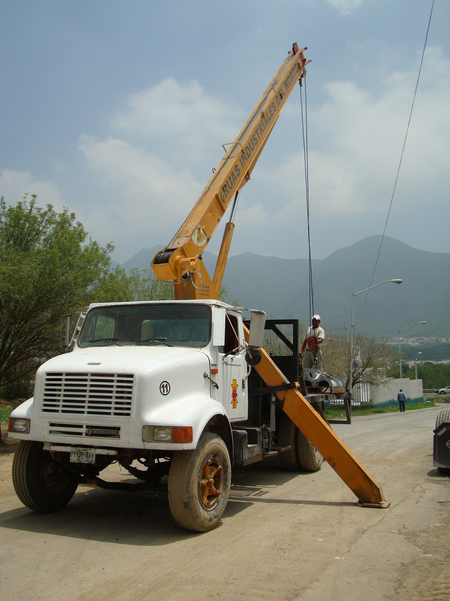 Grúas Titan 8 a 12 tons, hasta 23 mts de pluma - Grúas GIN